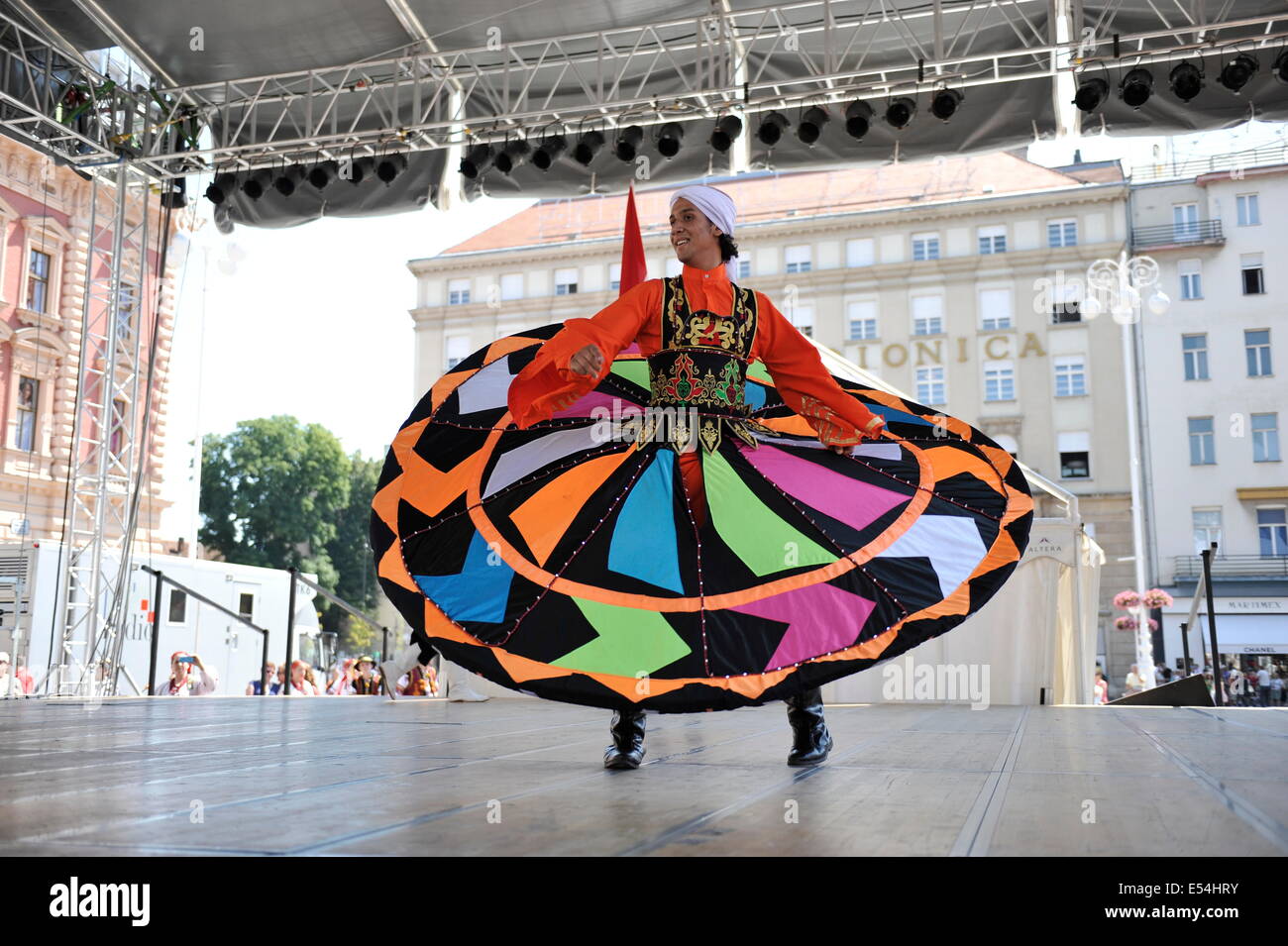 Members of folk groups Egyptian National Folklore Troupe from Egypt ...