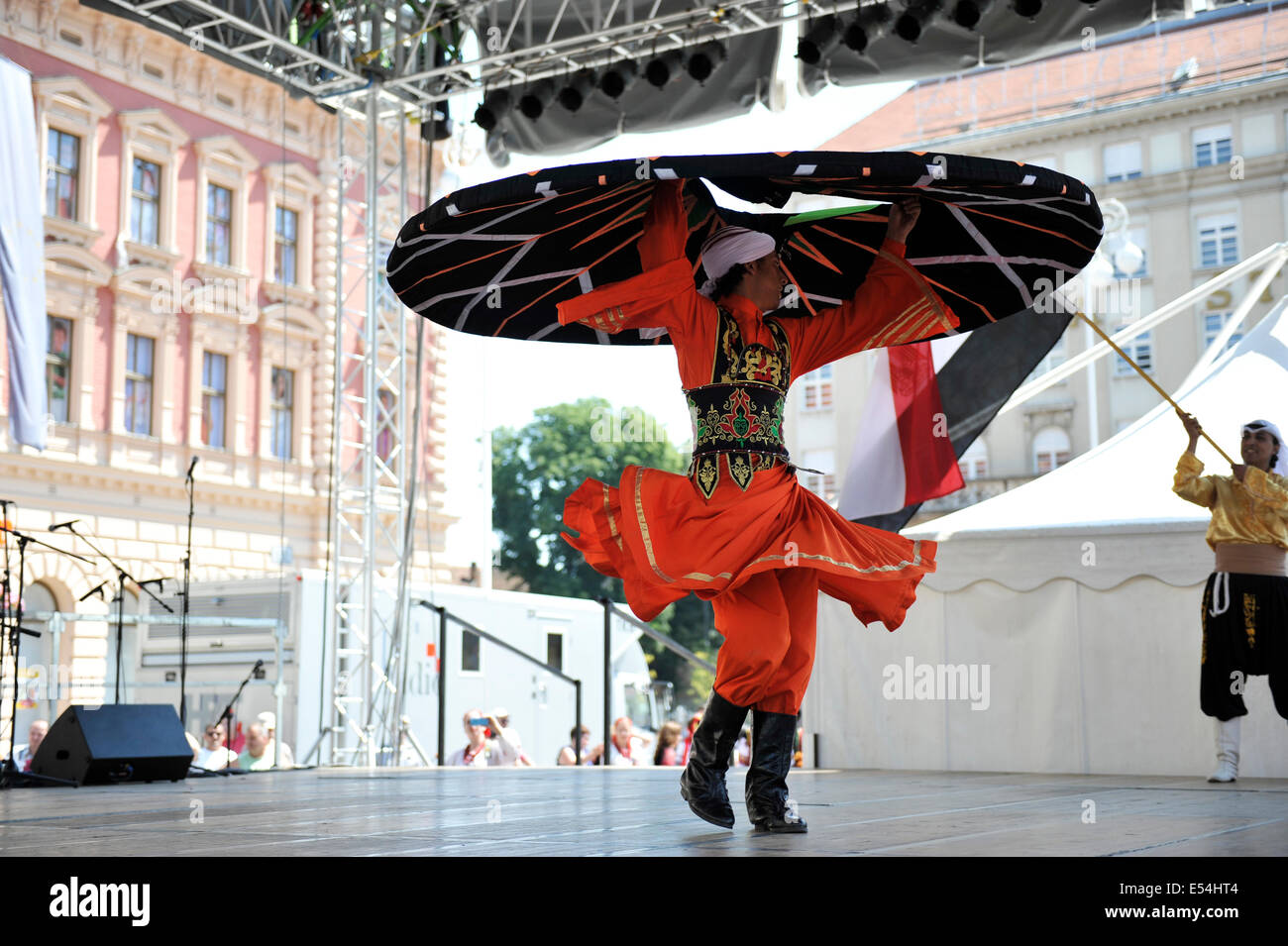 Members of folk groups Egyptian National Folklore Troupe from Egypt ...