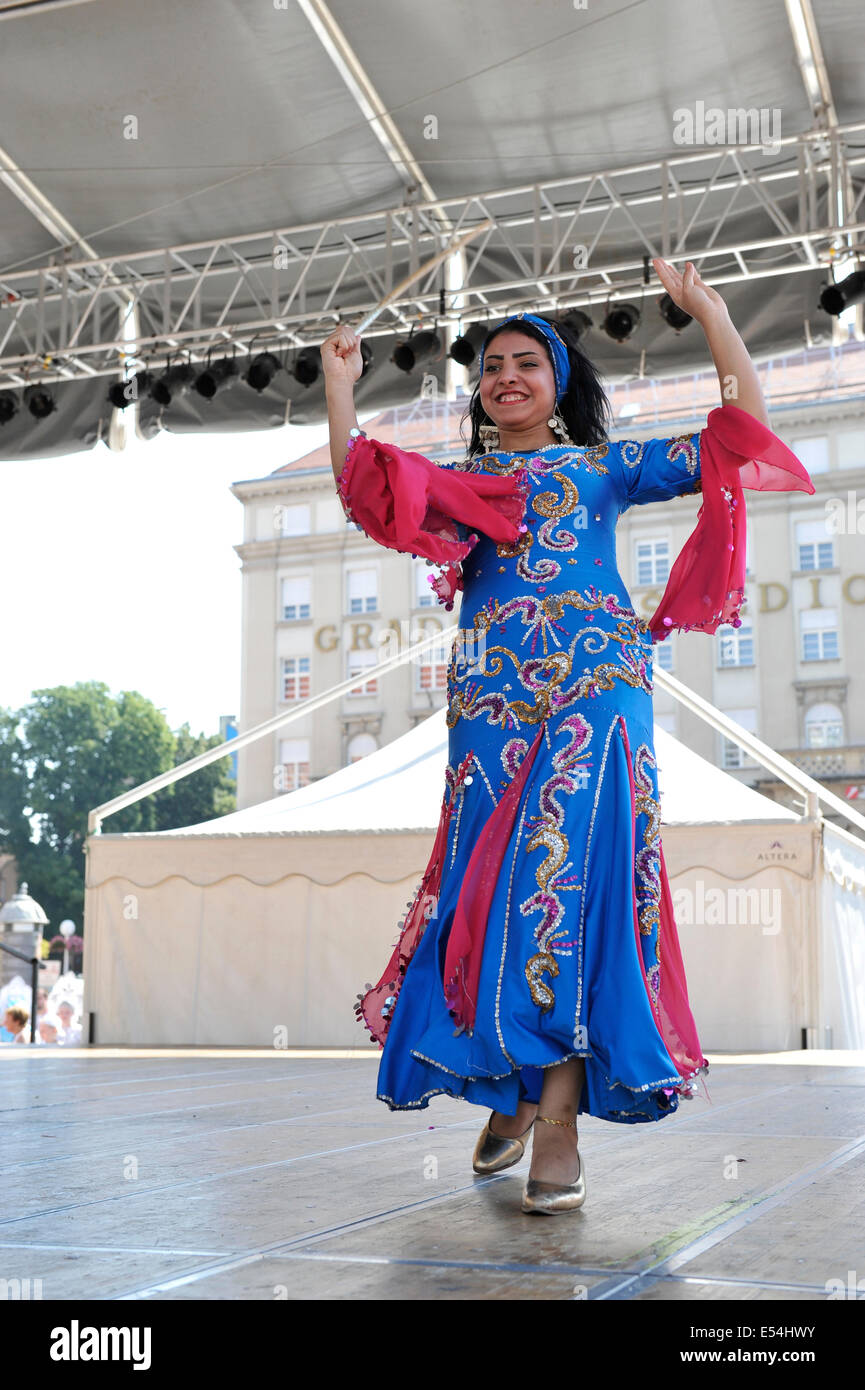 Members of folk groups Egyptian National Folklore Troupe from Egypt ...