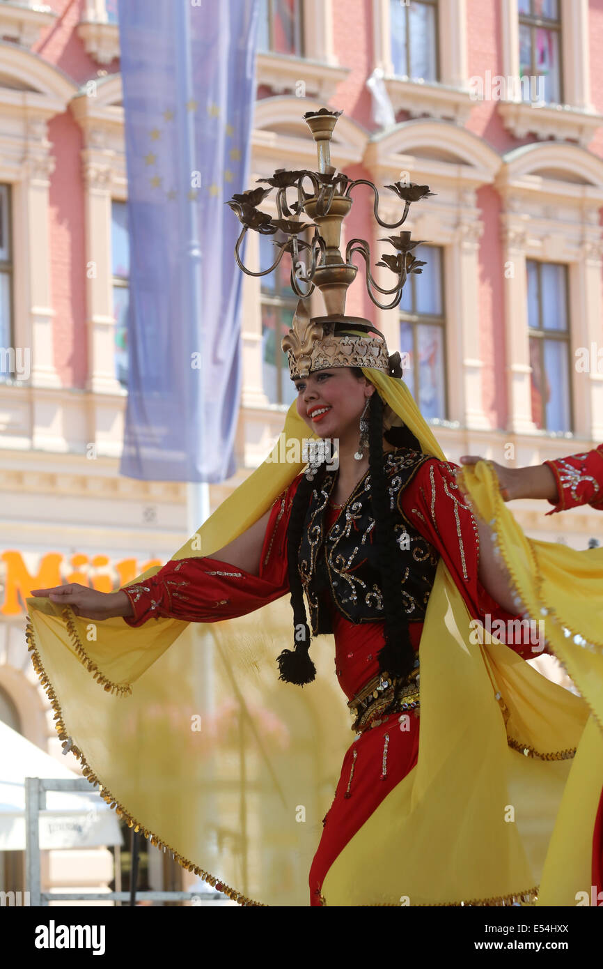 Members of folk groups Egyptian National Folklore Troupe from Egypt ...