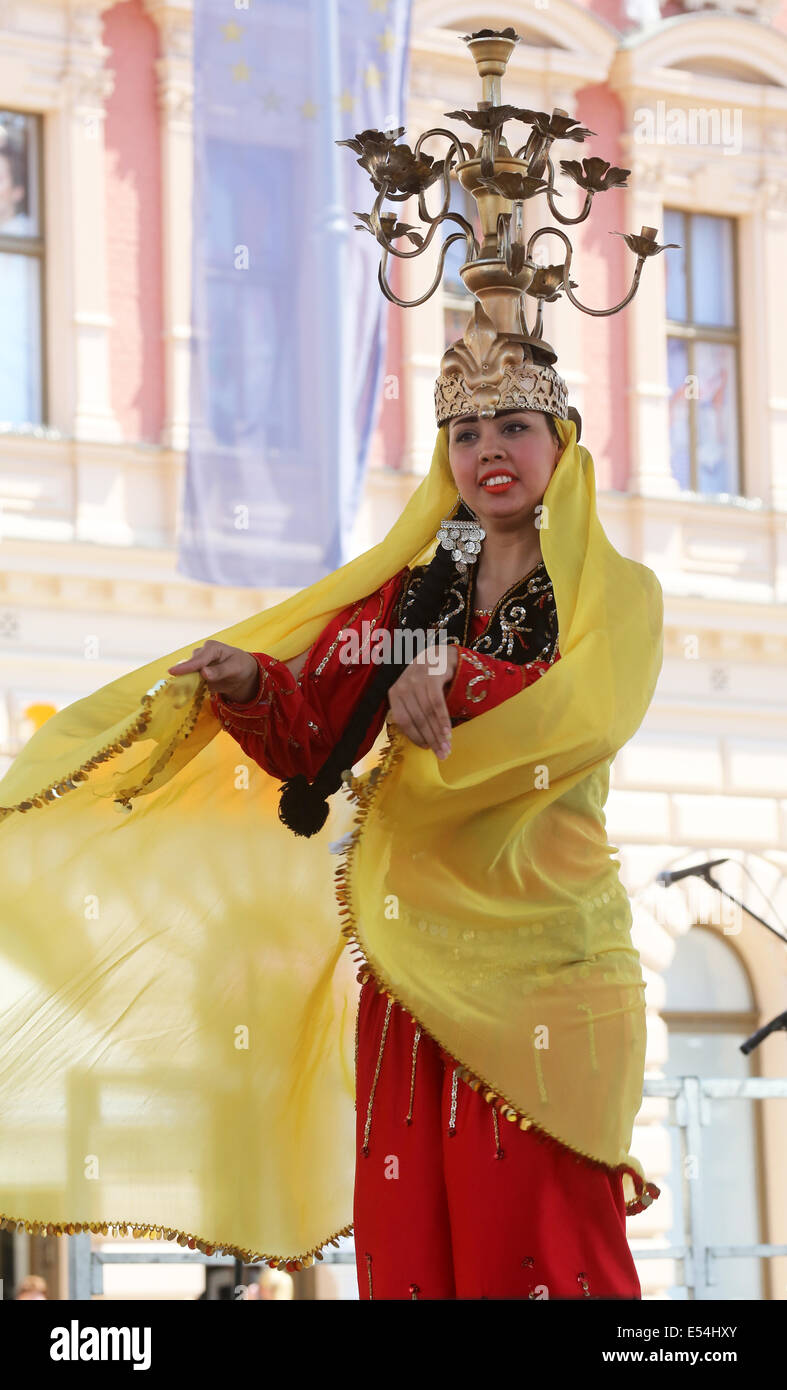 Members of folk groups Egyptian National Folklore Troupe from Egypt ...