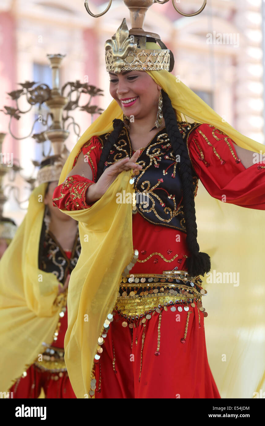 Members of folk groups Egyptian National Folklore Troupe from Egypt ...