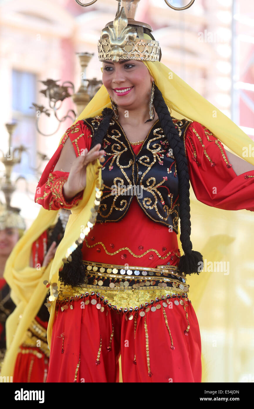 Members of folk groups Egyptian National Folklore Troupe from Egypt ...