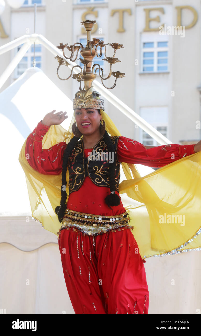 Members of folk groups Egyptian National Folklore Troupe from Egypt ...