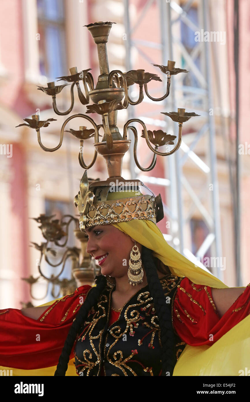 Members of folk groups Egyptian National Folklore Troupe from Egypt ...