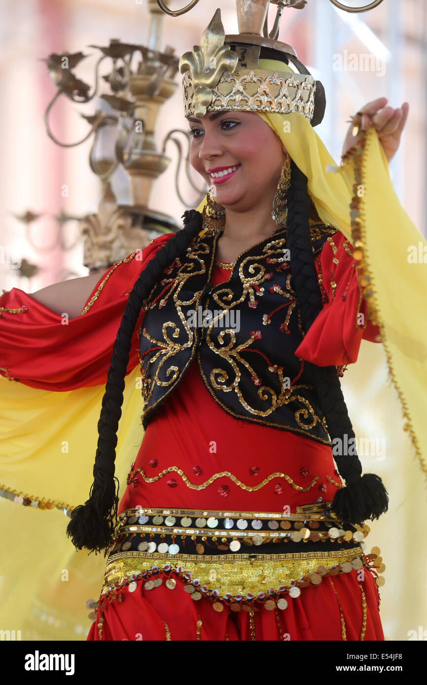 Members of folk groups Egyptian National Folklore Troupe from Egypt ...