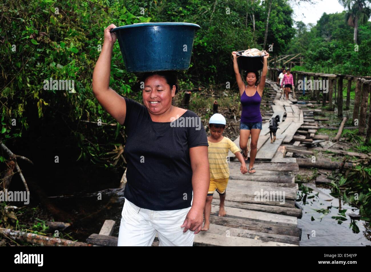 Selling fish - Traditional bridge in PANGUANA . Department of Loreto ...