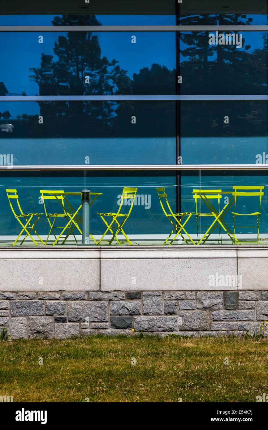 Raised tables hi-res stock photography and images - Alamy