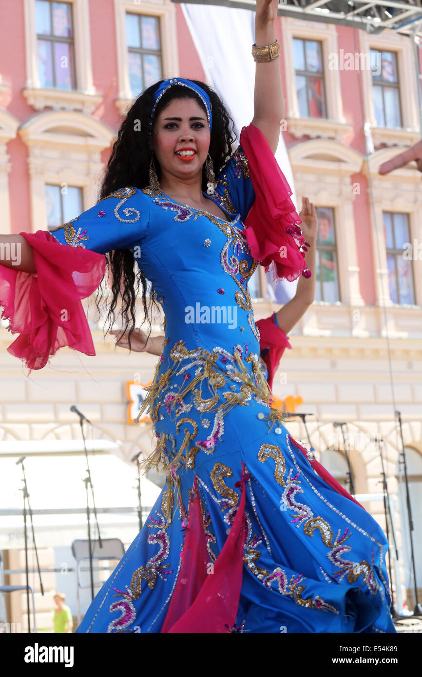 Members of folk groups Egyptian National Folklore Troupe from Egypt ...
