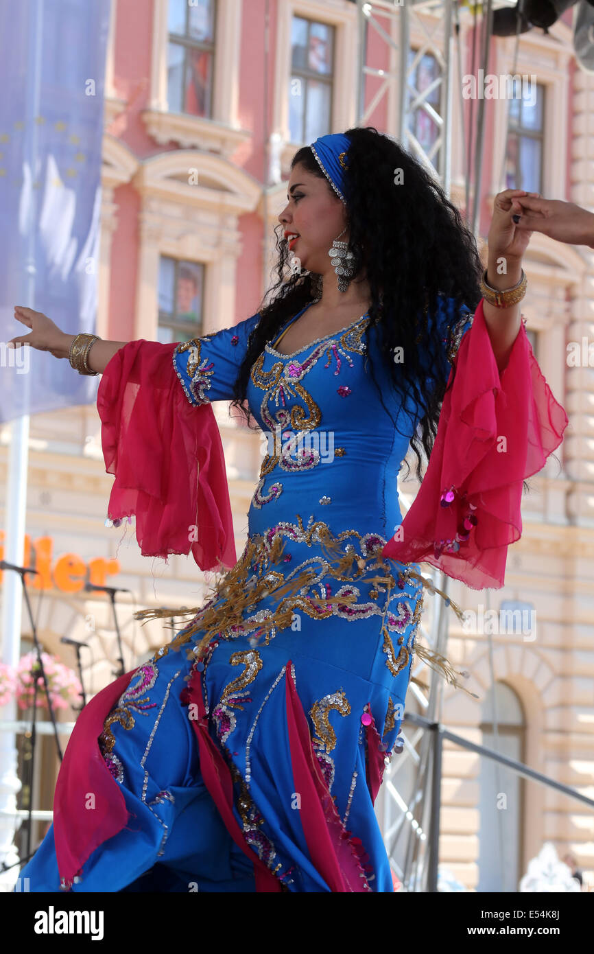 Members of folk groups Egyptian National Folklore Troupe from Egypt ...