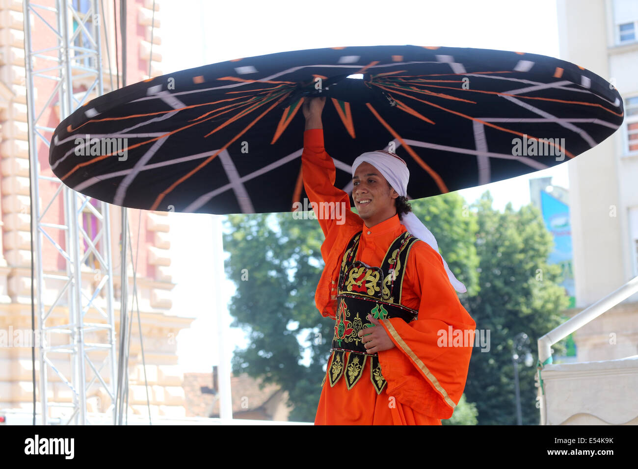 Members of folk groups Egyptian National Folklore Troupe from Egypt ...