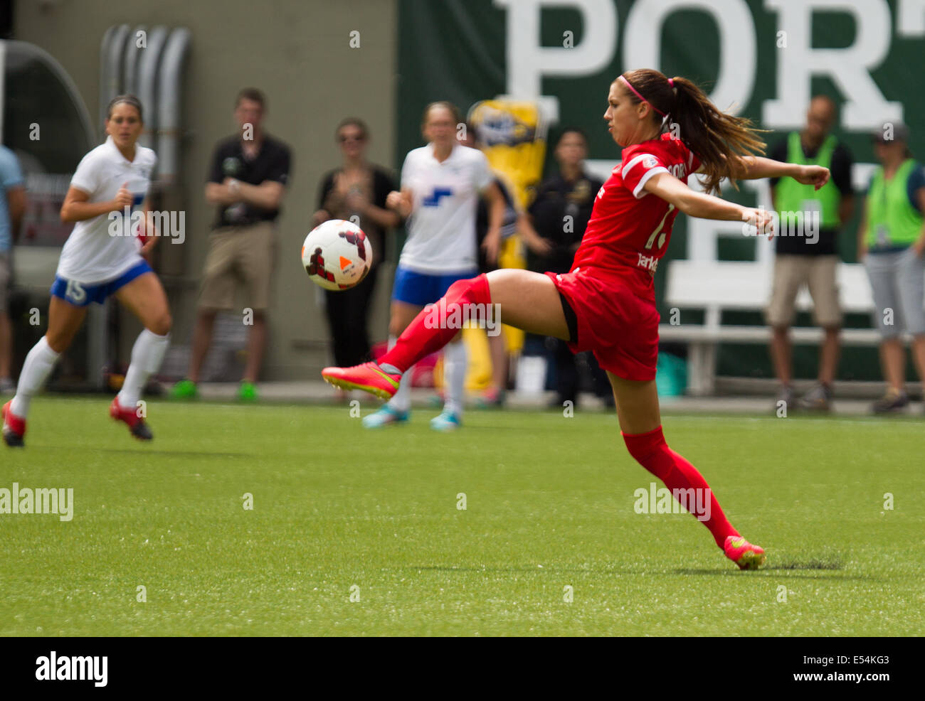 July 20, 2014 - Portland's ALEX MORGAN (13) stops the ball. The ...