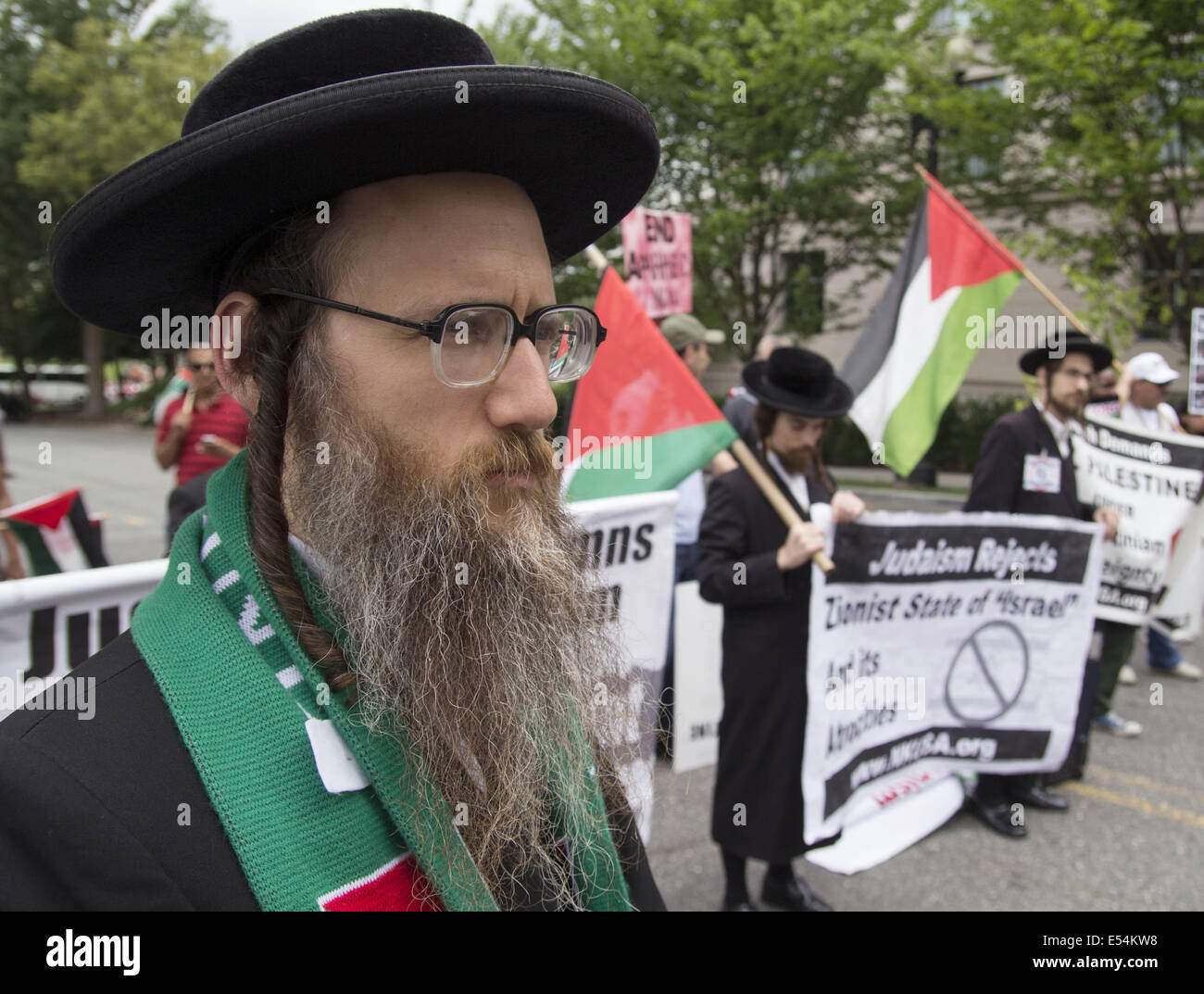 Rabbi stands hi-res stock photography and images - Alamy