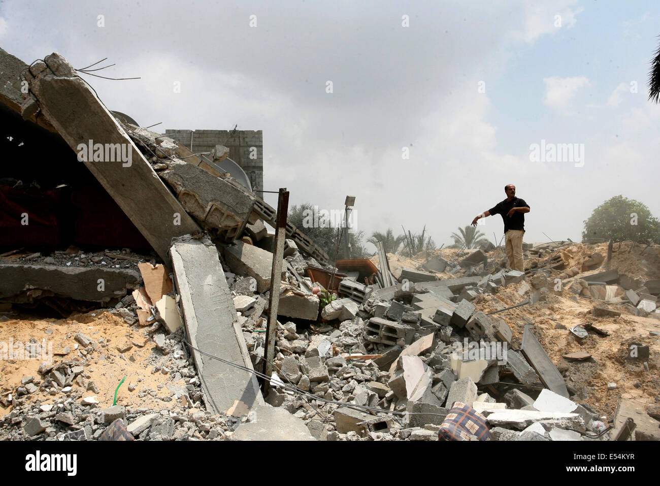 Khan Yunis, Gaza. 20th July, 2014. Rescue workers search the rubbled ...
