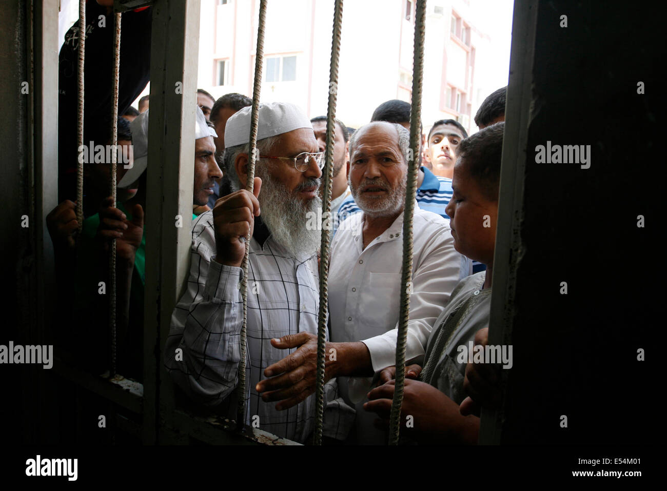Khan Yunis, Gaza. 20th July, 2014. Relatives of the three members of al ...