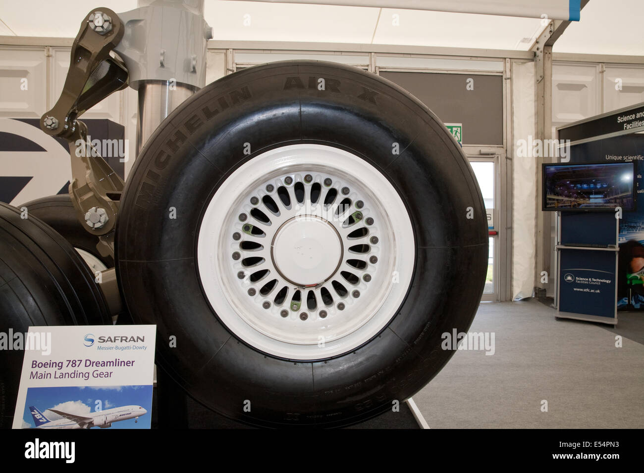 Boeing 787 dreamliner main landing gear Stock Photo - Alamy
