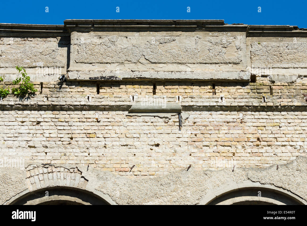 Crumbling concrete walls hi-res stock photography and images - Alamy