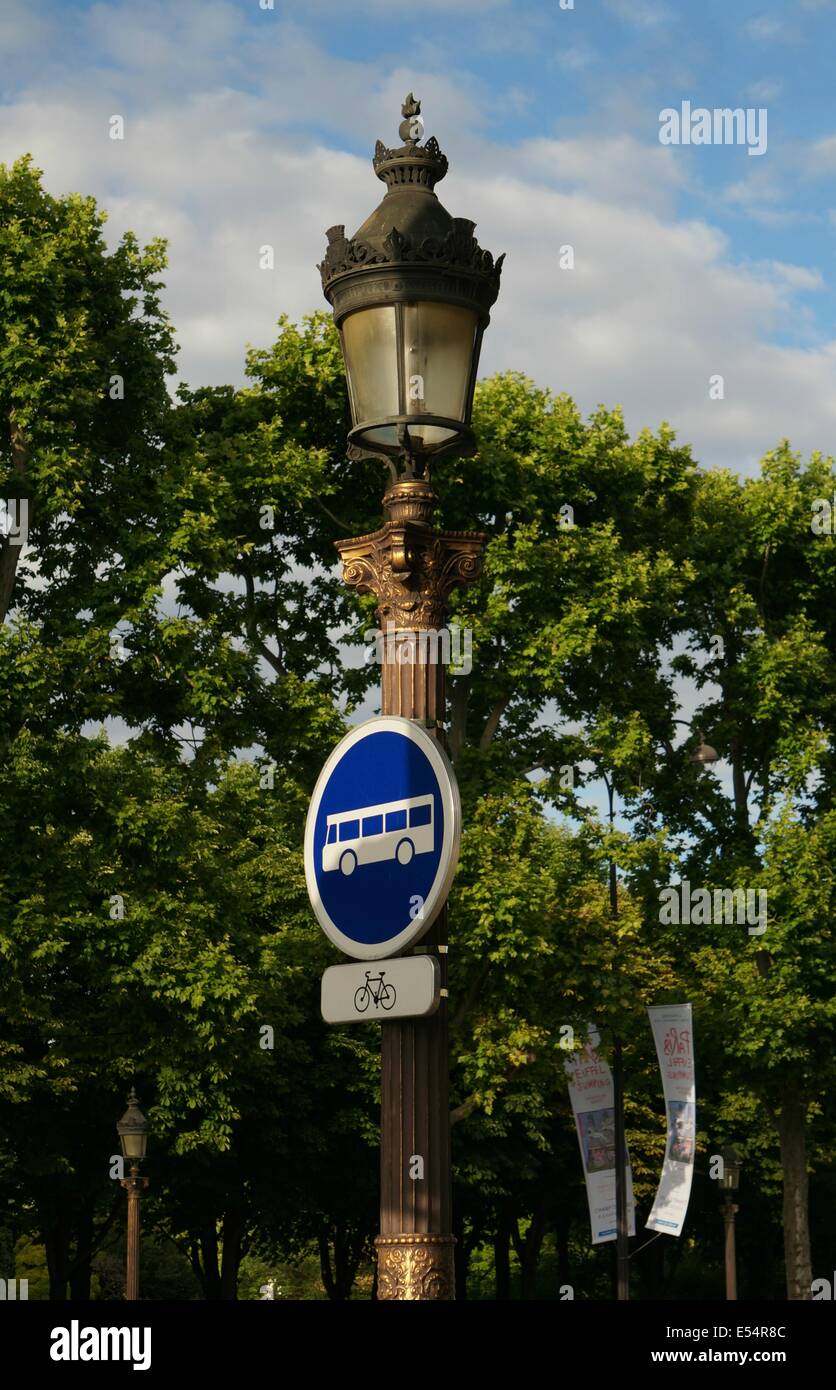Lamp post signs hi-res stock photography and images - Alamy