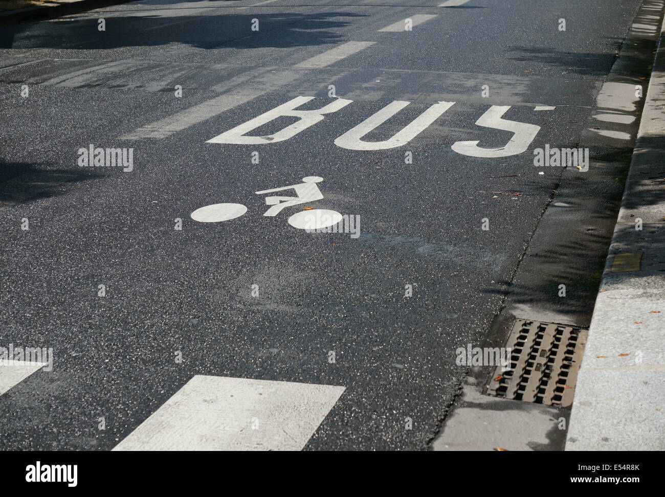 Bus paris hi-res stock photography and images - Alamy