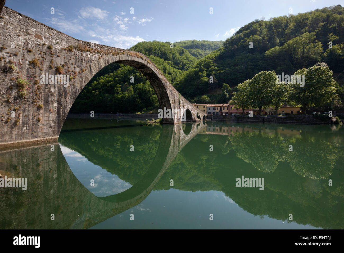 Medieval stone bridges hi-res stock photography and images - Alamy