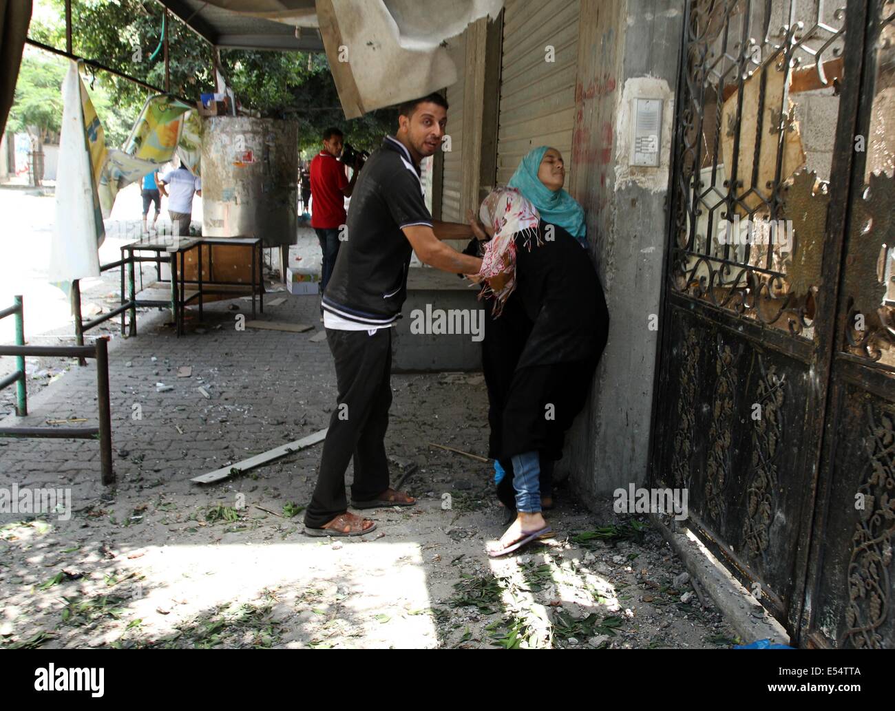 Gaza, GAZA STRIP, palestine. 20th July, 2014. Medic helps a Palestinian ...
