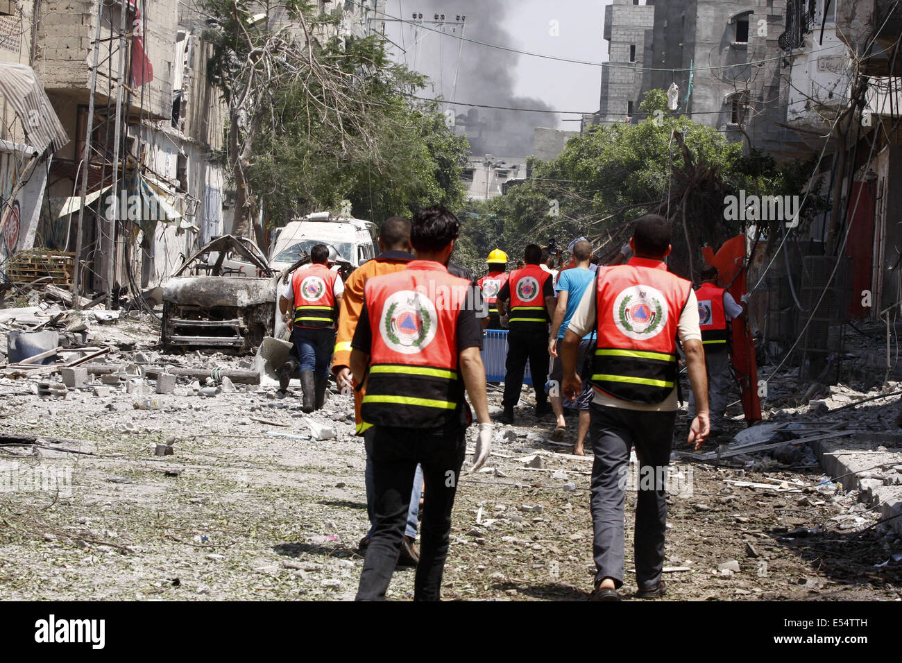 Gaza, GAZA STRIP, palestine. 20th July, 2014. Medic helps a Palestinian ...