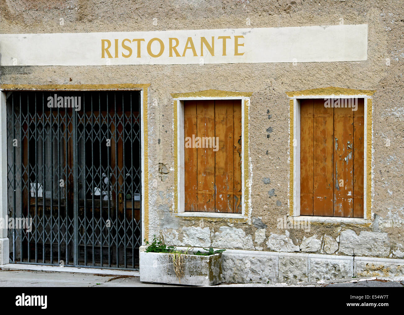Empty italian restaurant pizzeria hi-res stock photography and images ...