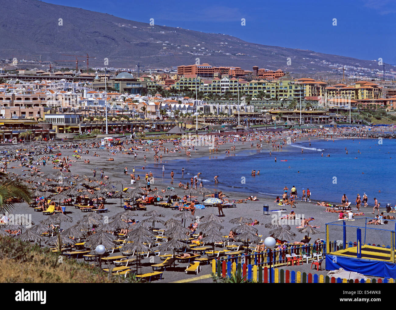 Holidaymakers on beach hi-res stock photography and images - Alamy