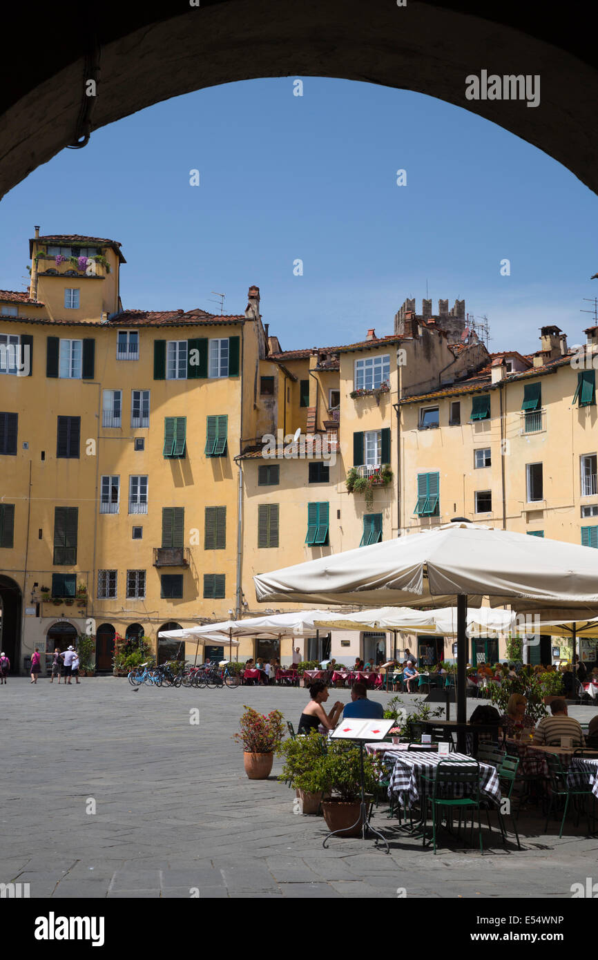 Restaurants in the Piazza Anfiteatro Romano, Lucca, Tuscany, Italy ...