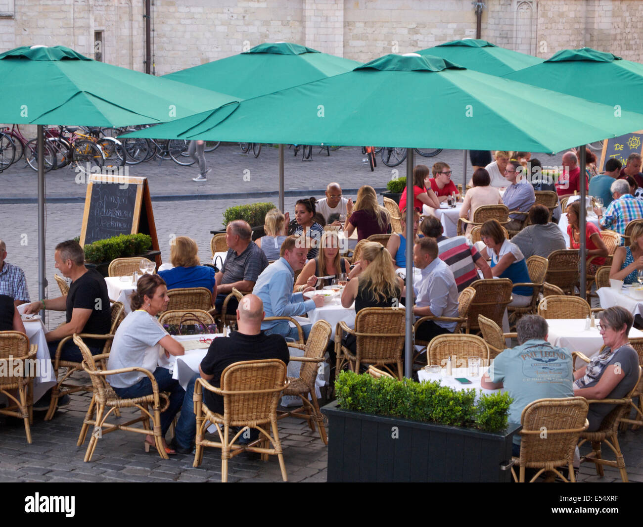 Crowded restaurant dinner hi-res stock photography and images - Alamy