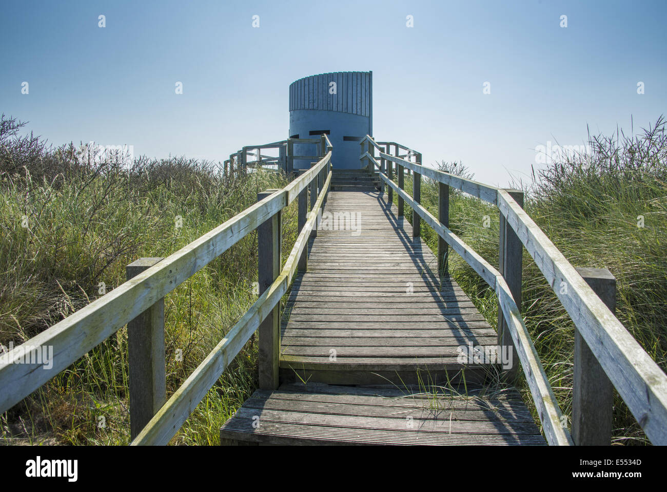 'The Round and Round House' birdwatching hide in coastal sand dunes ...