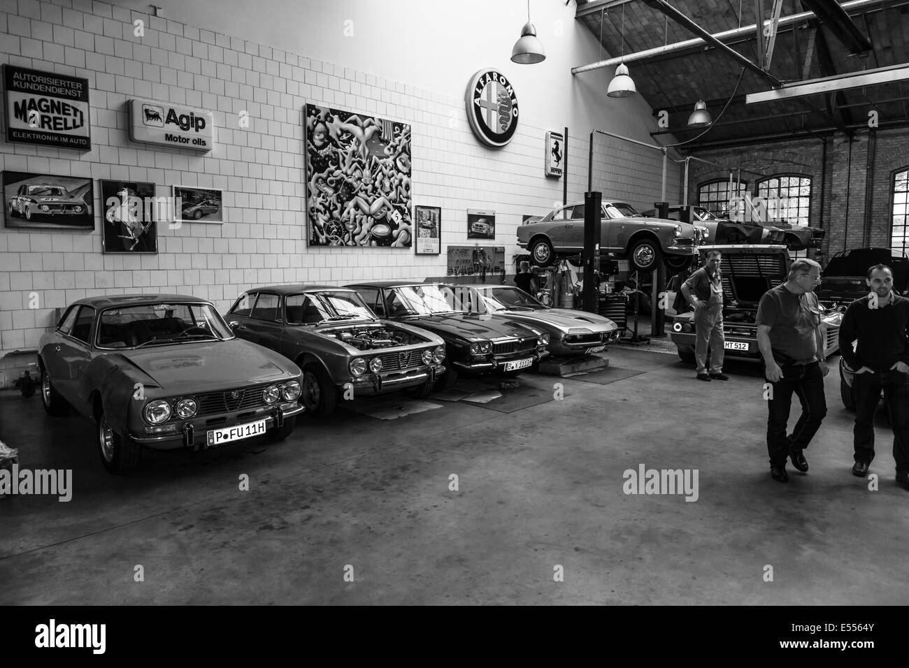 Vintage car workshop hi-res stock photography and images - Alamy