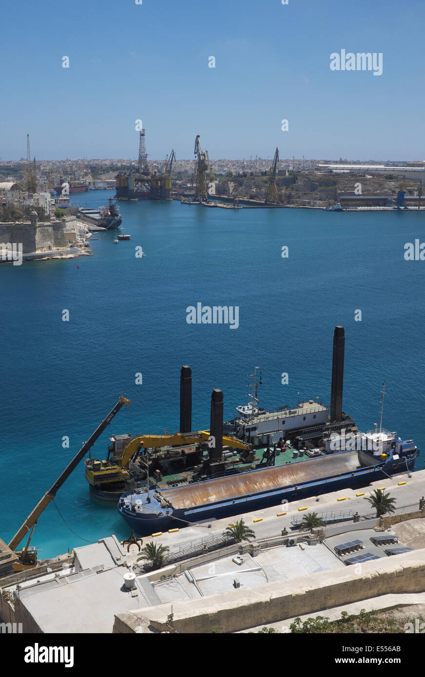 Dredger foreground. Floater drilling rig & cranes of China dry dock ...