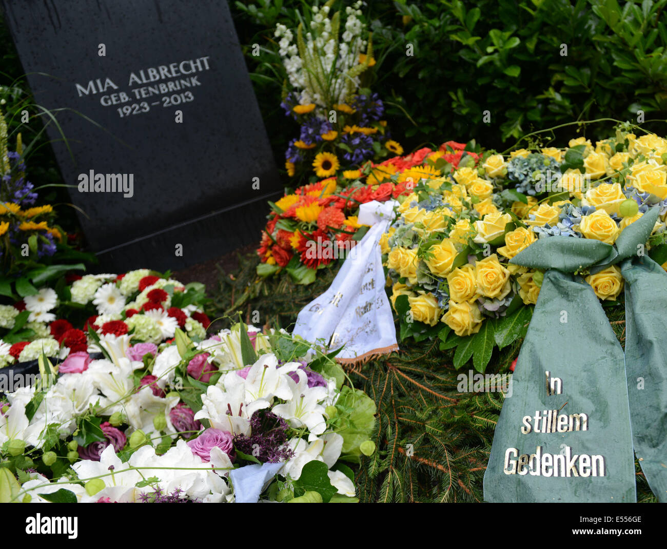 Essen, Germany. 21st July, 2014. Wreaths lie on the grave of Mia Albrecht after the funeral of ...
