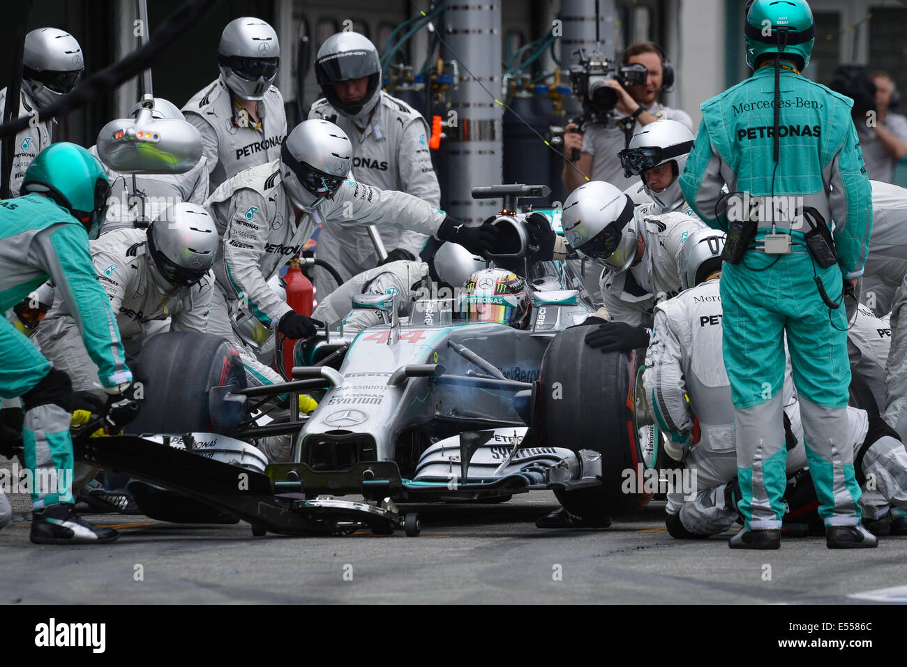 Mercedes amg f1 make a pit stop hi-res stock photography and images - Alamy
