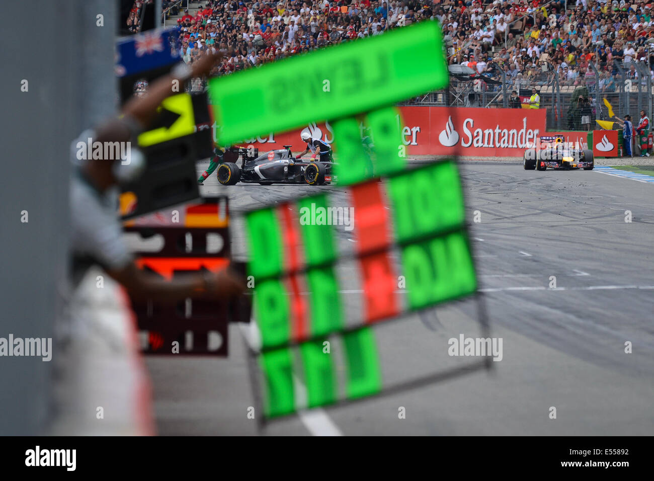 F1 car finish line hi-res stock photography and images - Alamy
