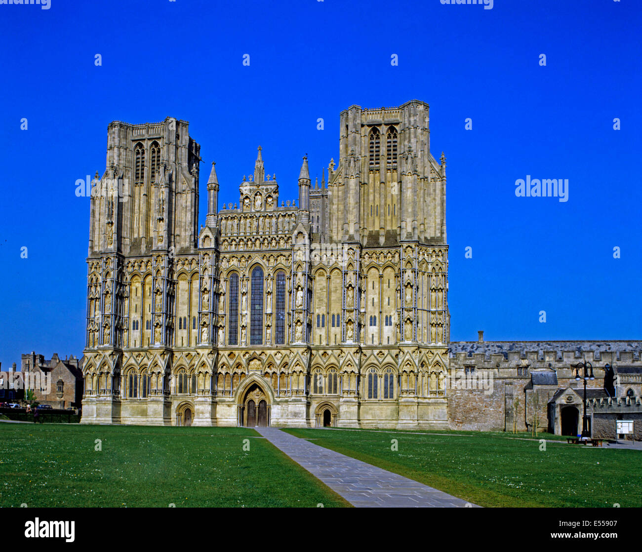 Wells cathedral cathedral church hi-res stock photography and images ...