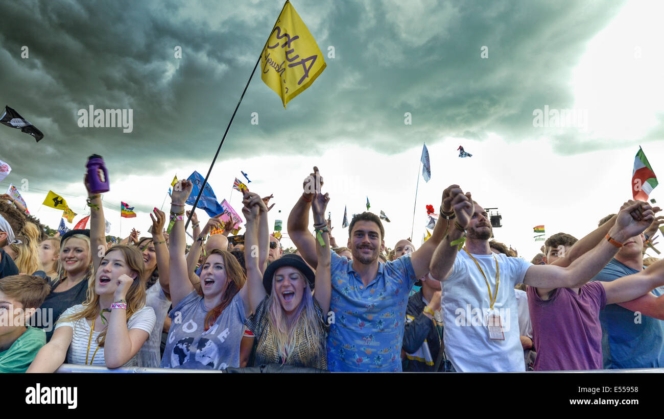 Pilton, UK, 28/06/2014 : A enthusiastic crowd watching the pyramid ...
