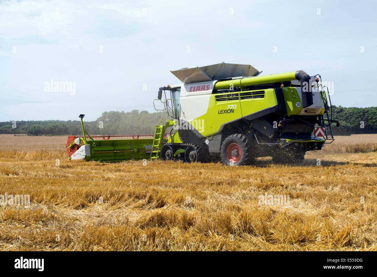 A combine harvester cutting a wheat field Stock Photo - Alamy