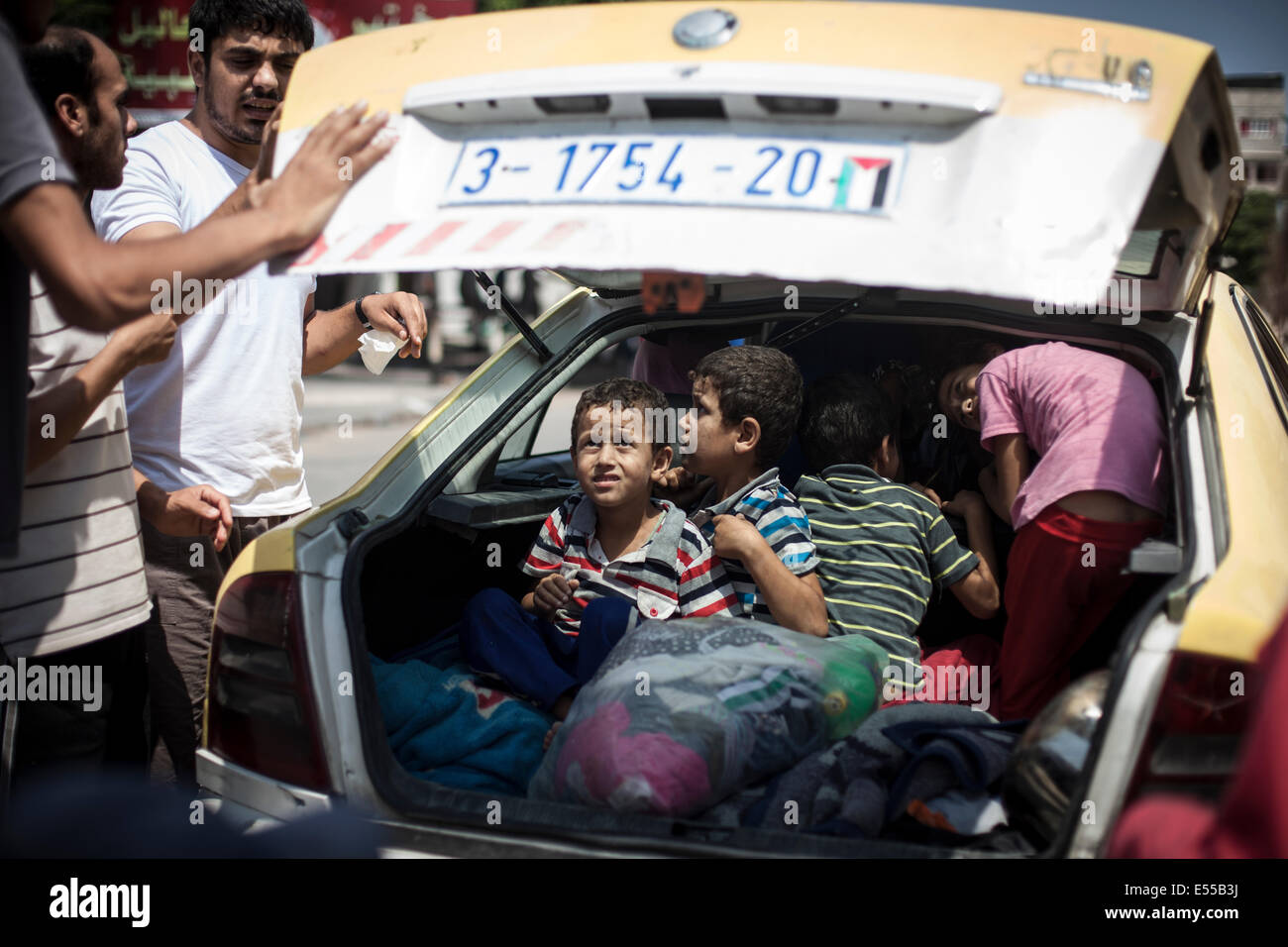 Palestinians flee hi-res stock photography and images - Alamy