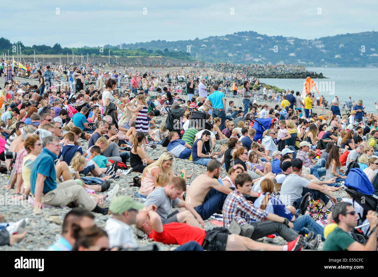 Lots of people at the beach hi-res stock photography and images - Alamy