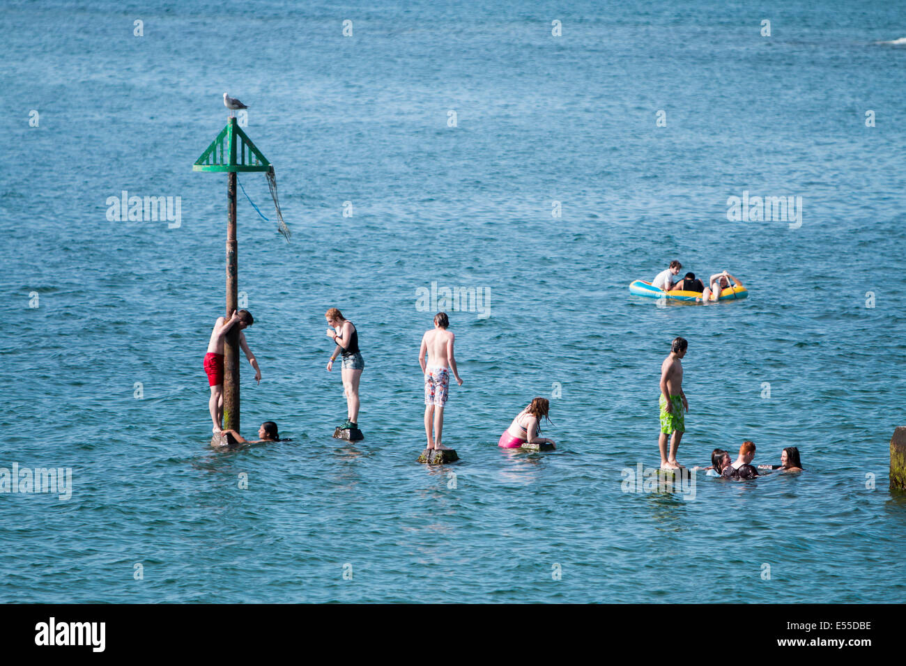 Man and woman jumping off jetty hi-res stock photography and images - Alamy