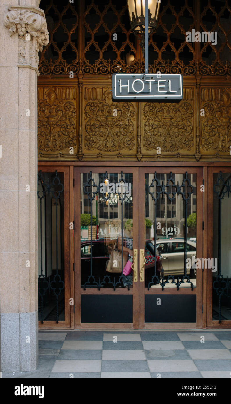 Hotel lobby exterior with guest about to exit Stock Photo - Alamy