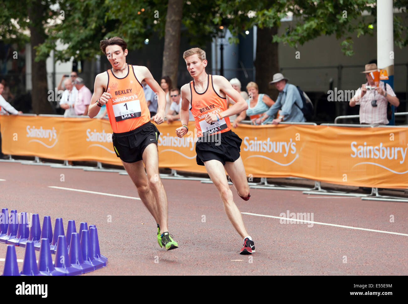 Competitors in mens two mile hi-res stock photography and images - Alamy