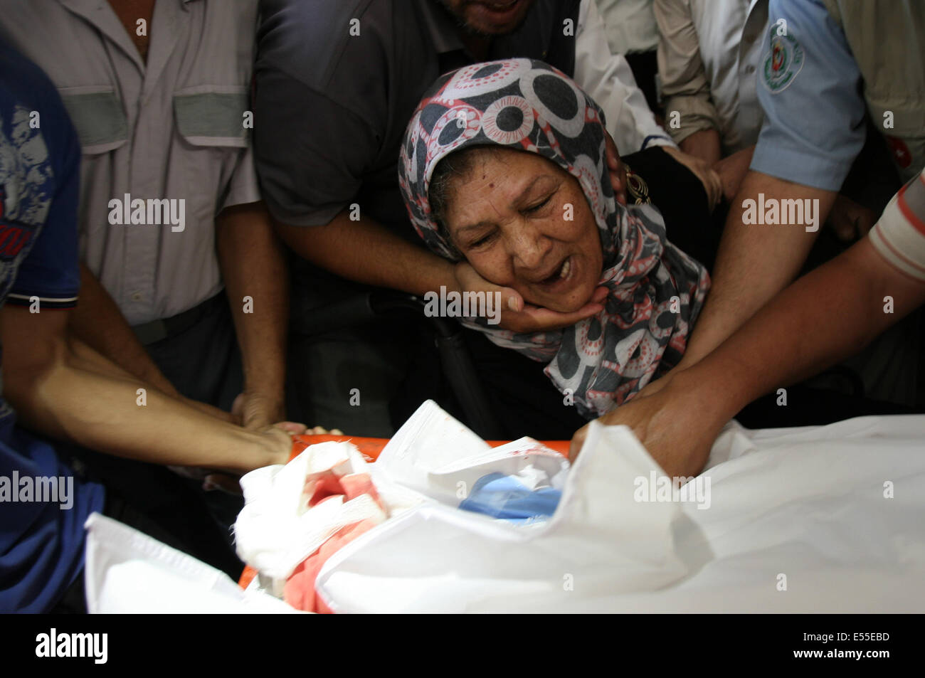 Rafah, Gaza Strip, Palestinian Territory. 21st July, 2014. Relatives ...