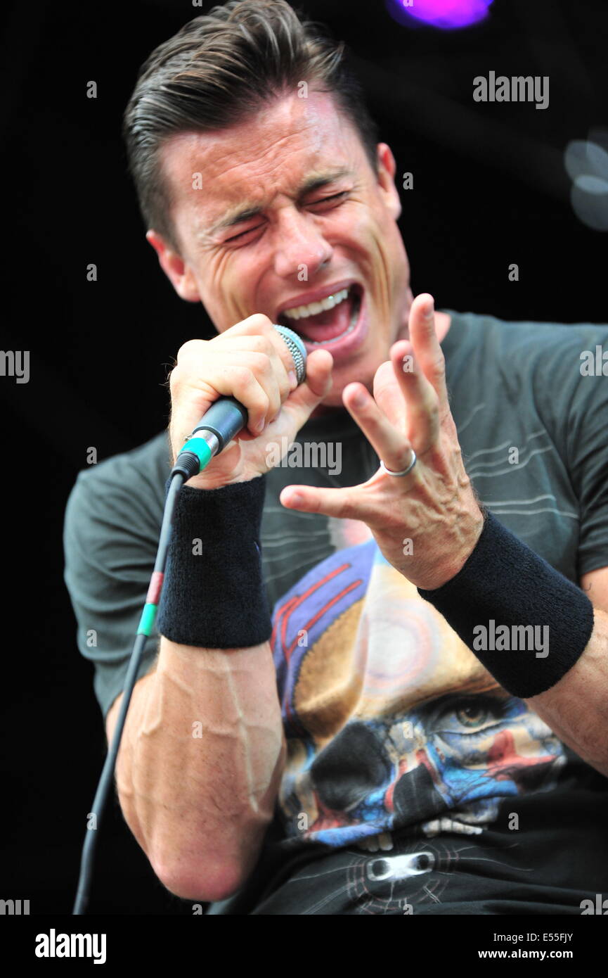 Singer frontman hi-res stock photography and images - Alamy