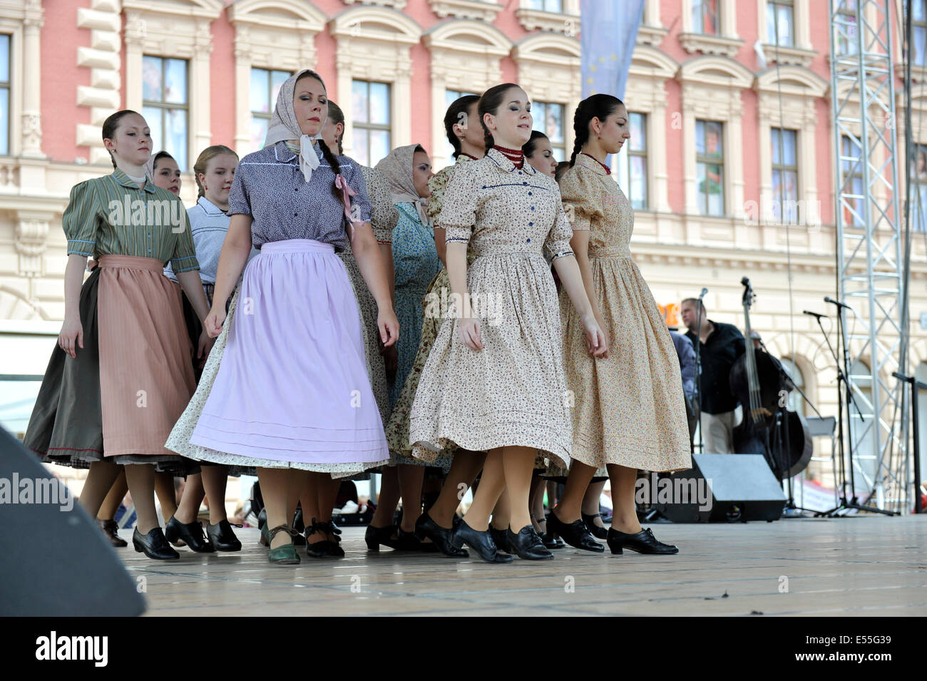Folklore groups hi-res stock photography and images - Alamy