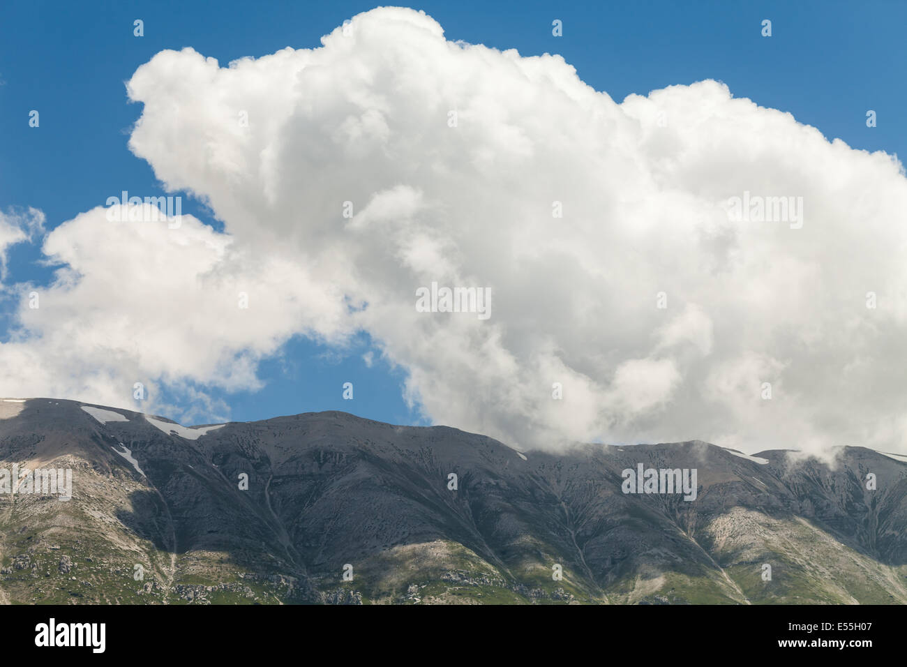 Mountain top cloud hi-res stock photography and images - Alamy