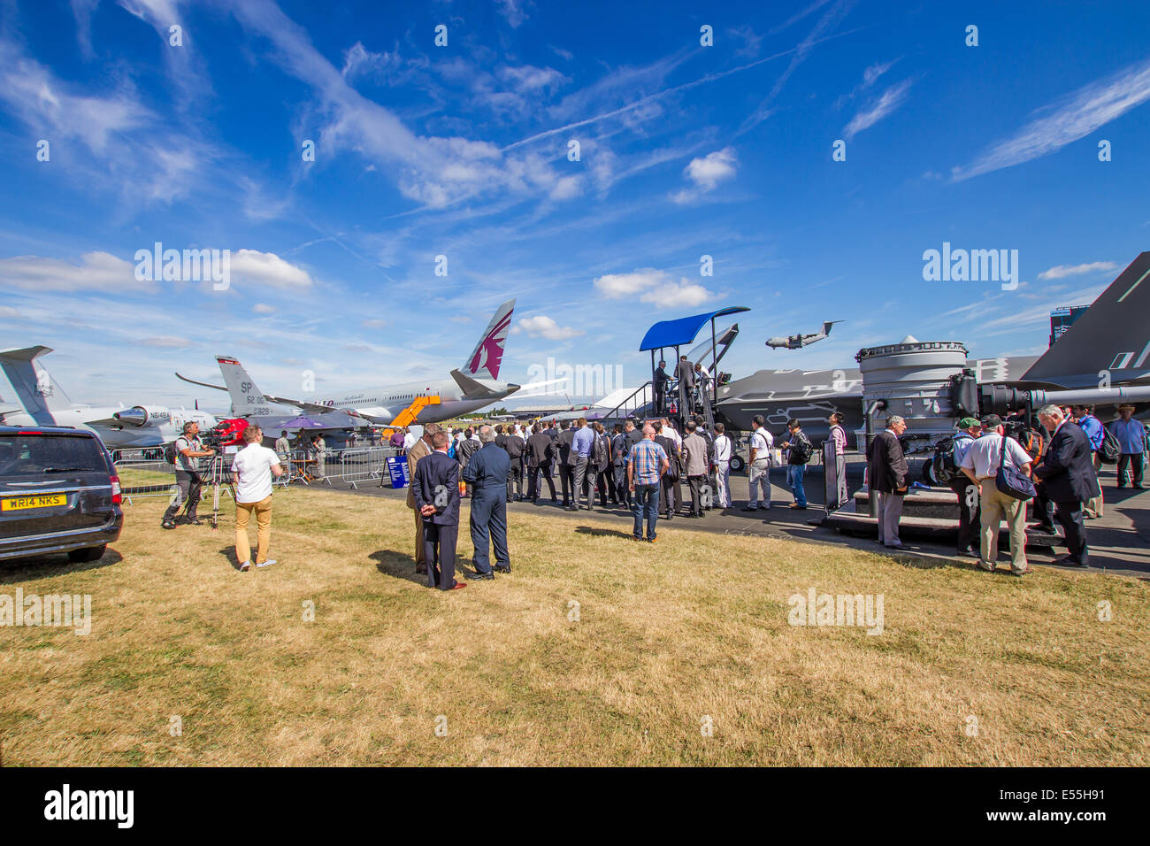 The F-35 Joint Strike Fighter (JSF) Lightning II, featuring its ...