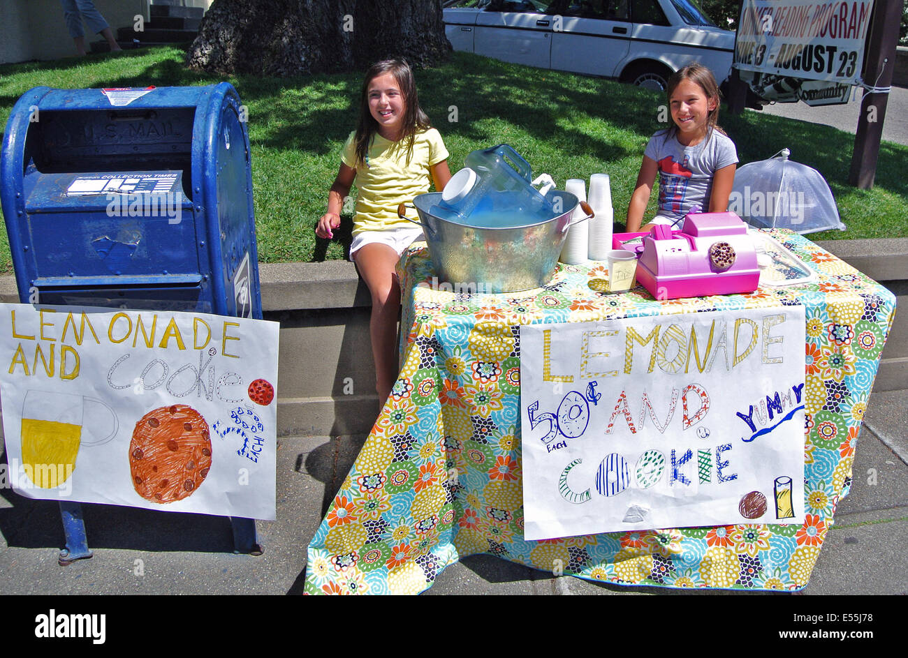 Kids at a lemonade stand hi-res stock photography and images - Alamy